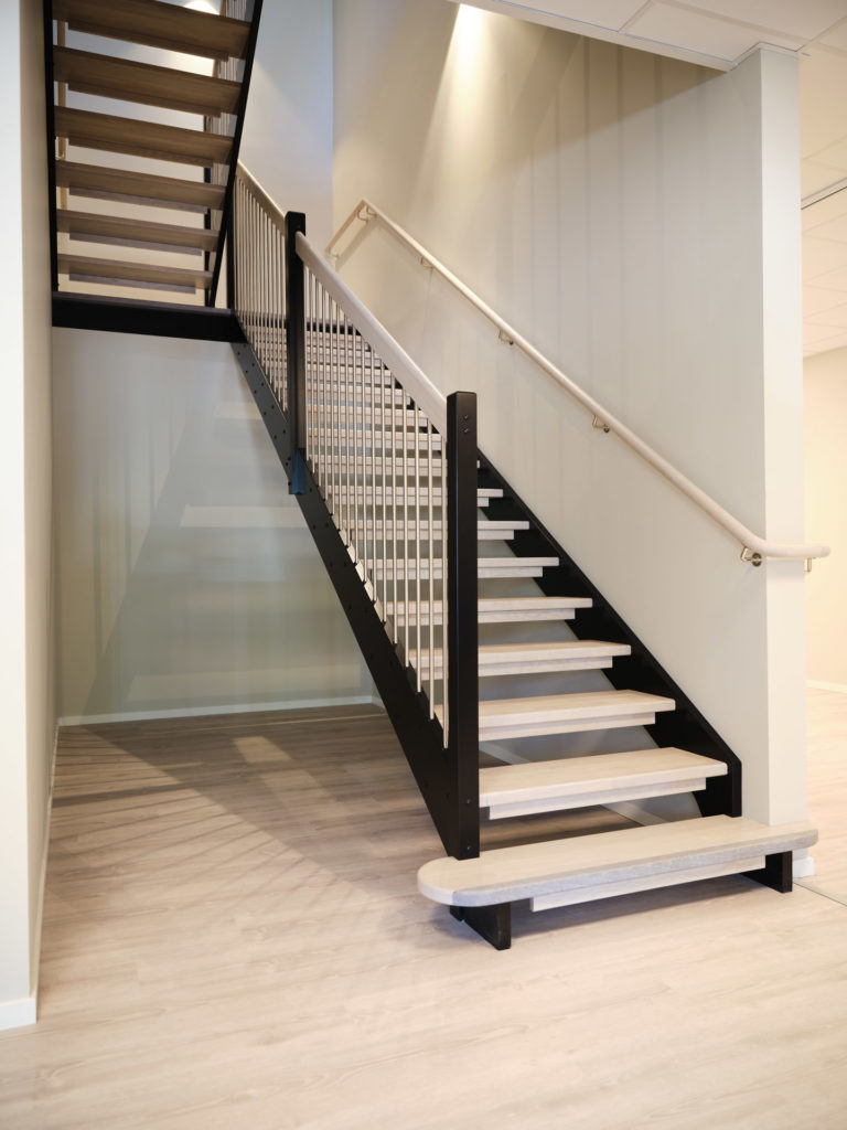 U-trätrappa med vilplan - Funk - Snickarlaget